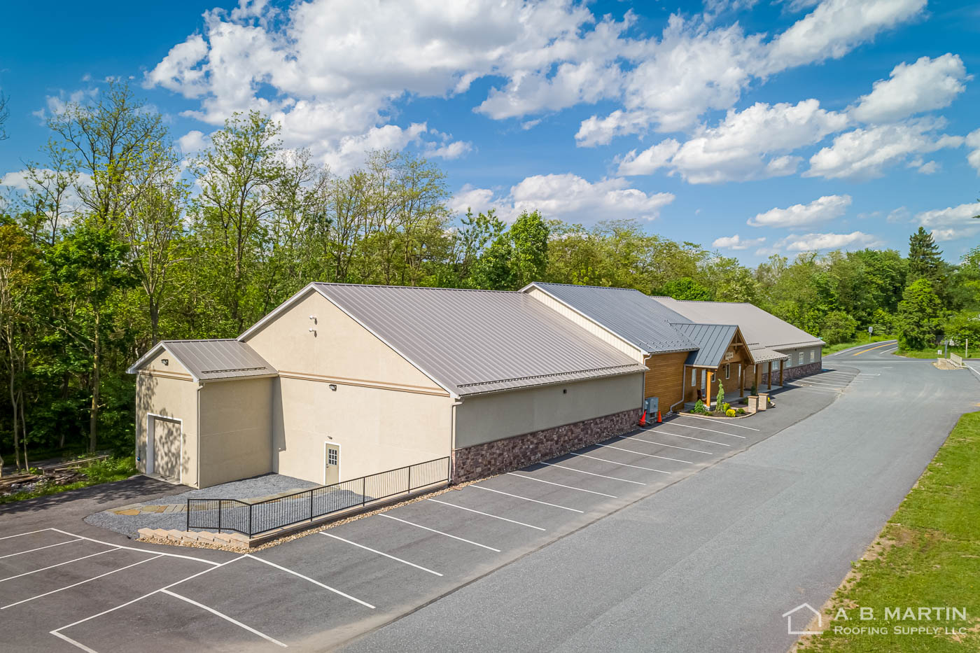 Building Showcase with 2 Colors of Standing Seam on 1 Roof - AB Martin